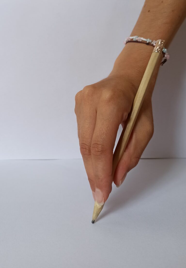Motricité et apprentissage : L’évolution de la tenue de l’outil scripteur